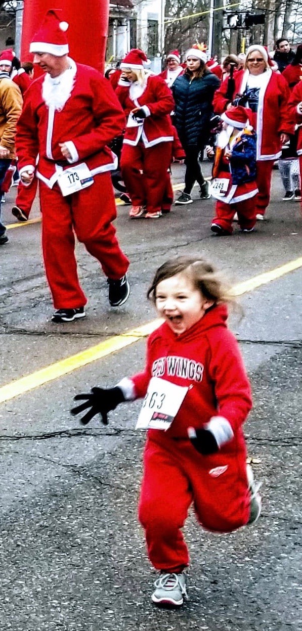 Holiday season kicks off with “red wave” Santa Run downtown | East ...